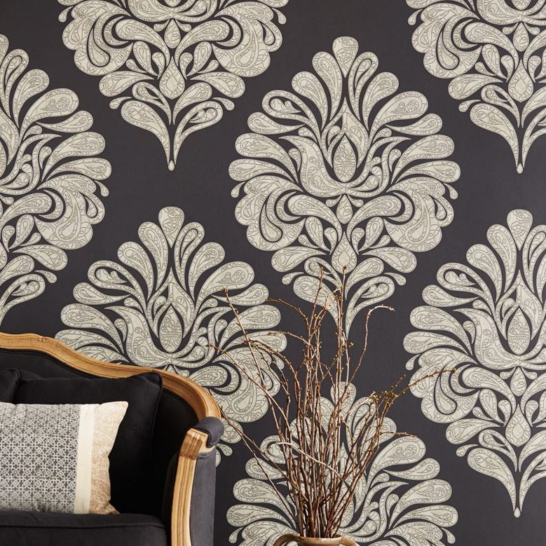 Sort tapet med hvide ornamenter - Køb det online